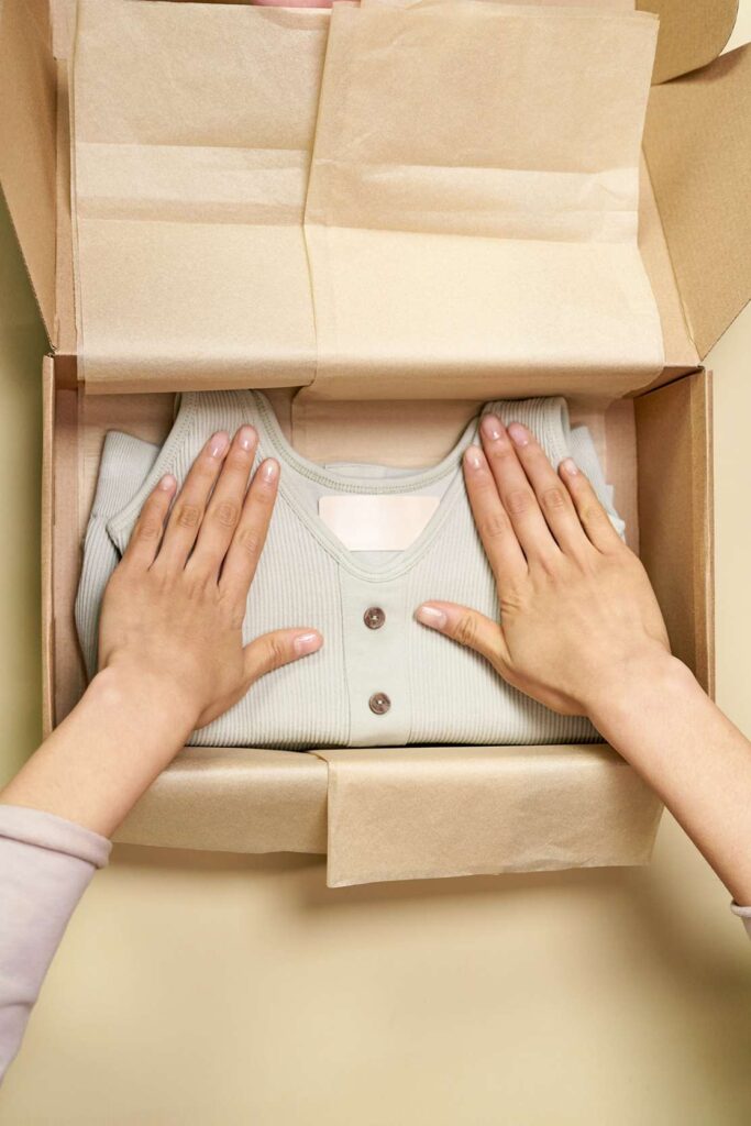 Bingung Metode Packing Paket Baju? Ini Bahan dan Panduannya! - GC Logistik